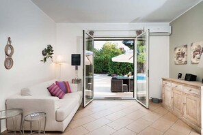 Villa, 2 quartos | Sala de estar | TV de ecrã plano, base para iPod 