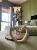 Quarto premium, 1 cama Queen, vista para a colina | Roupas de cama premium, edredons de pluma, camas Select Comfort