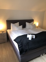 Apartamento, 1 quarto, sacada | 1 quarto, cofres nos quartos, individualmente decorados