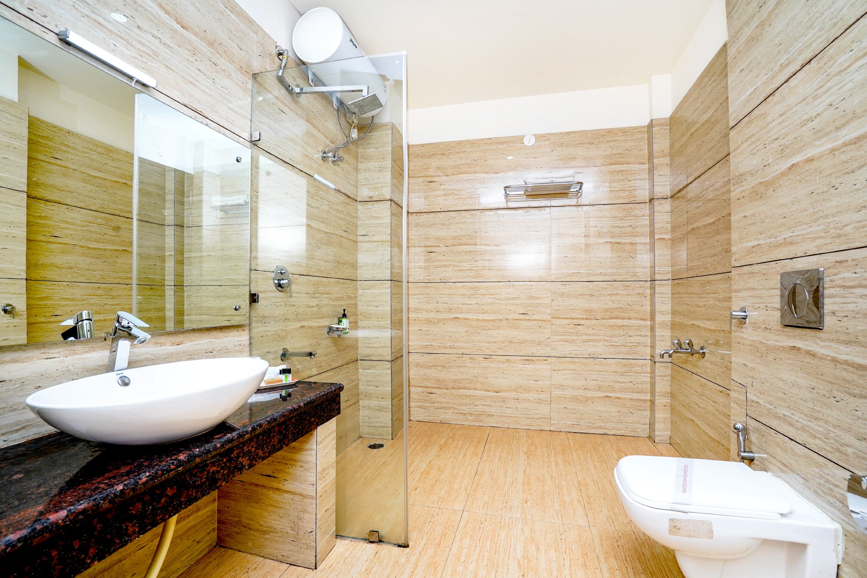 Quarto casal executivo, para não fumantes | Banheiro | Chuveiro, chuveiro com efeito de chuva, produtos de toalete grátis 