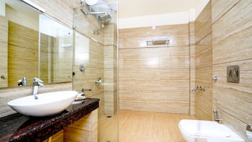 Quarto casal executivo, para não fumantes | Banheiro | Chuveiro, chuveiro com efeito de chuva, produtos de toalete grátis
