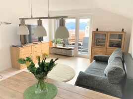 Apartamento, 1 quarto, para não fumantes, sacada | Área de estar | TV de tela plana