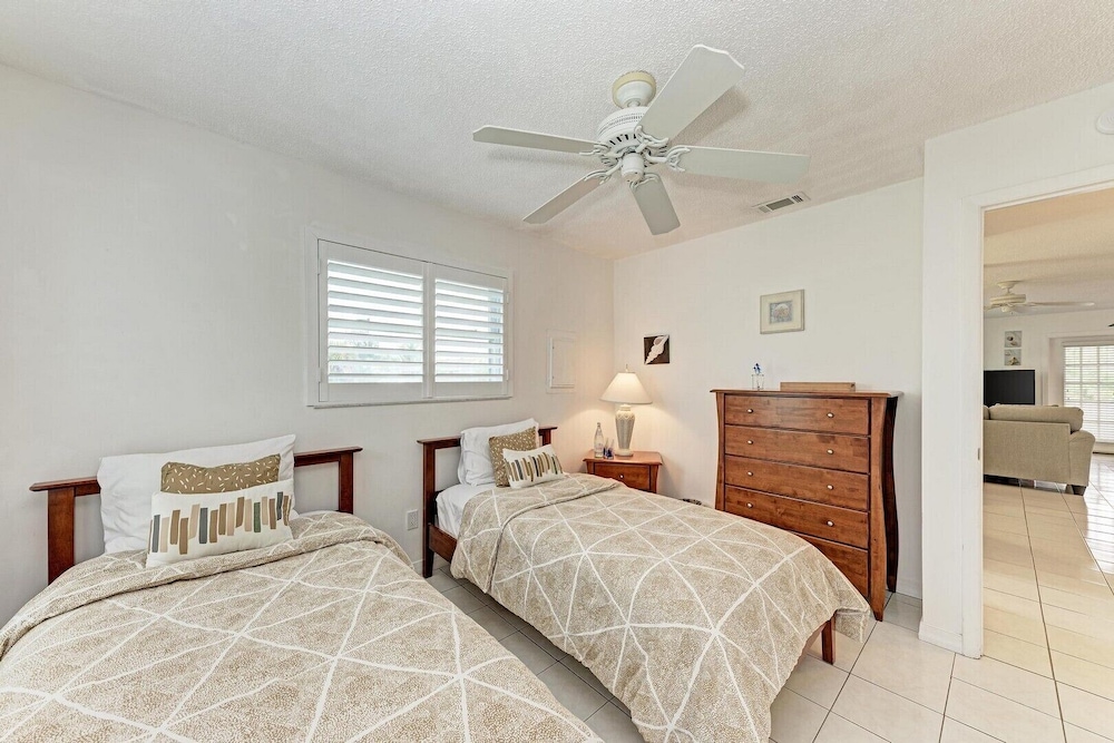 Dreamscape: North End Pool Home, 2 Blocks To Beach By Anna Maria Life Vacation Rentals - Anna Maria, FL