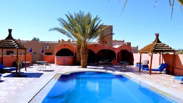 Piscina exterior, espreguiçadeiras