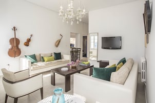 Apartamento standard, 2 quartos, para não fumantes | Sala de estar | TV de tela plana