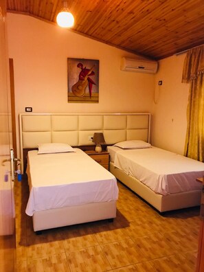 Quarto Twin Standard | Secretária, quartos insonorizados, camas desdobráveis