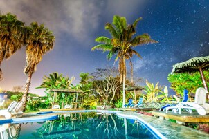 Piscina externa, espreguiçadeiras