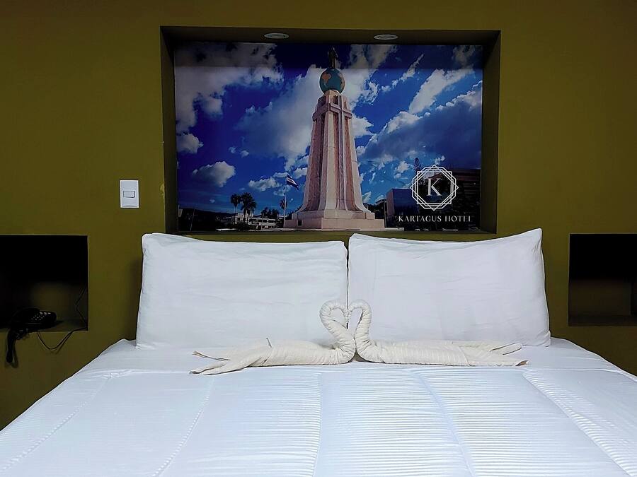 Deluxe King Room | Roupa de alta qualidade, edredões de penas, camas de colchão pillowtop