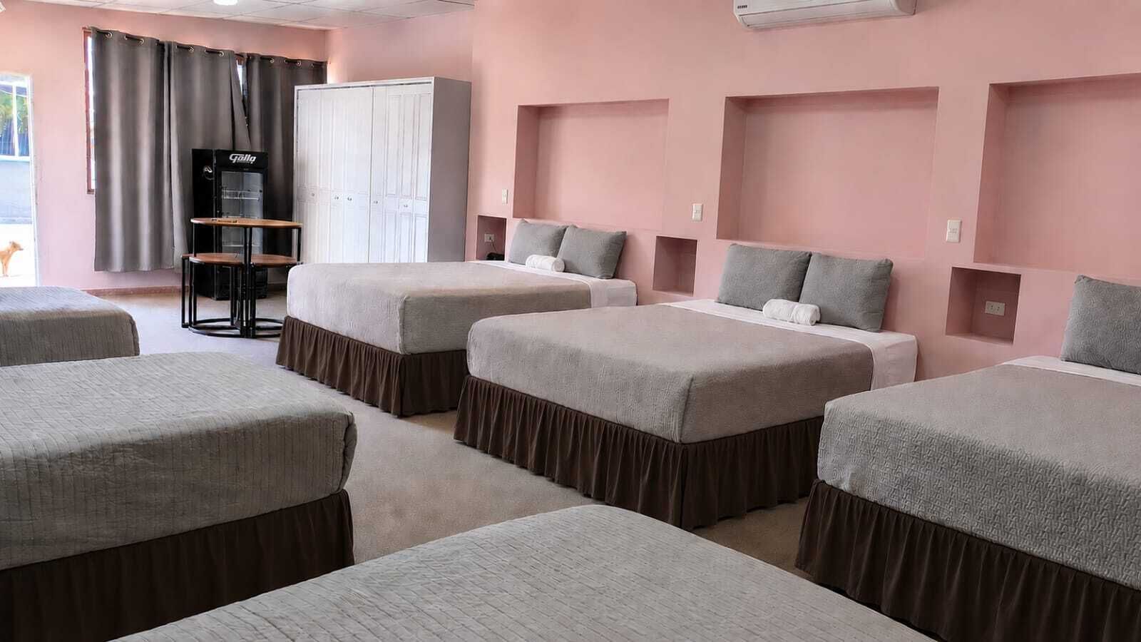 Family Double Room (Up to 12 Guests) | Roupa de alta qualidade, edredões de penas, camas de colchão pillowtop 