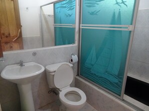 Chuveiro, produtos de toalete grátis, toalhas de banho 