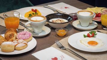 Uma mesa de café da manhã com diversos alimentos, incluindo doces, uma tigela de cereal, uma xícara de café e um copo de suco de laranja.