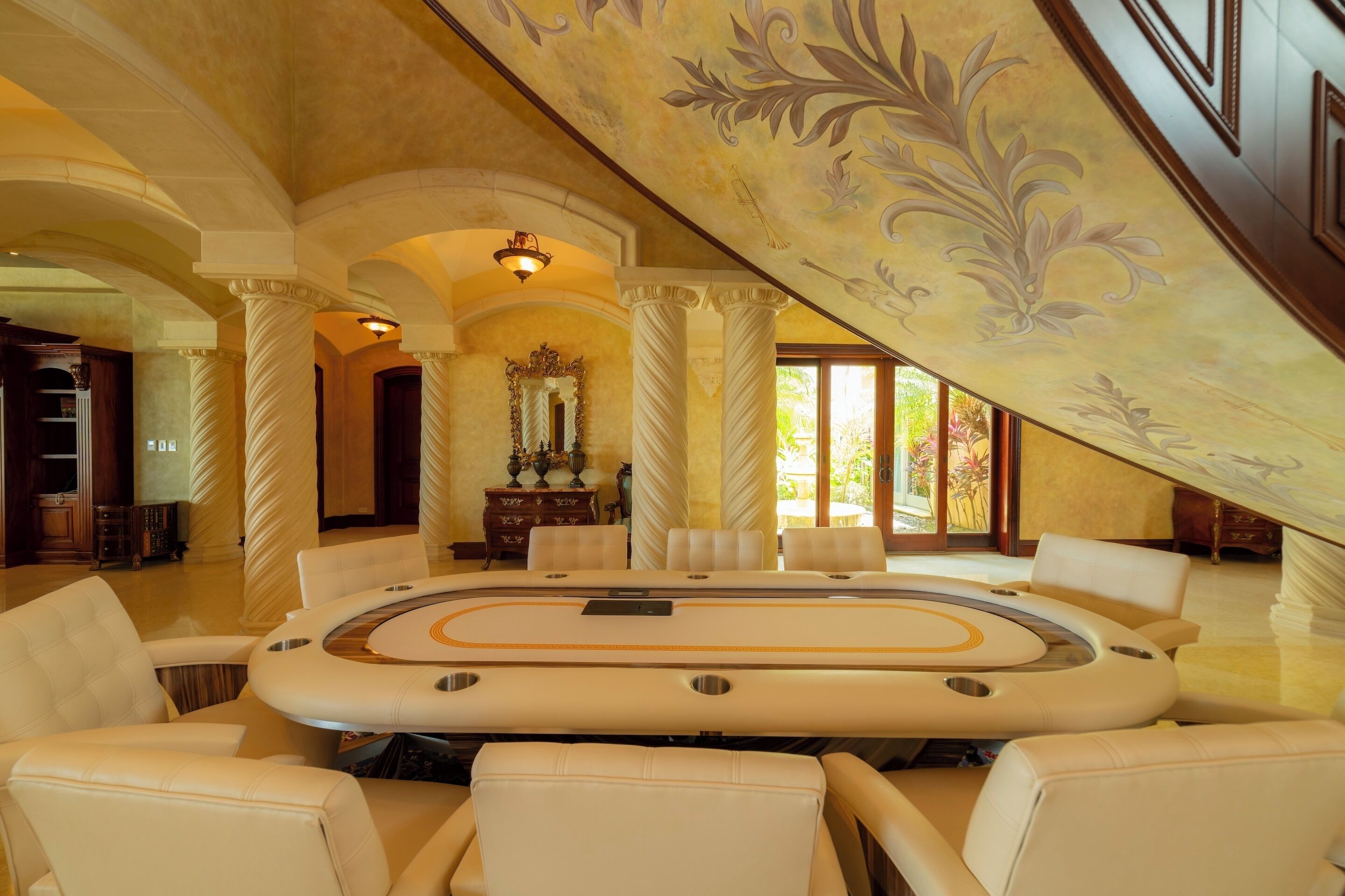 Quarto luxuoso com mesa de bilhar, assentos confortáveis e arquitetura clássica.
