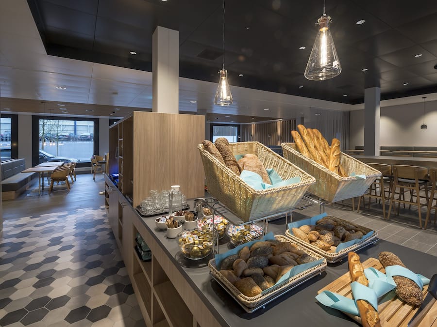 Café da manhã com buffet grátis durante a semana