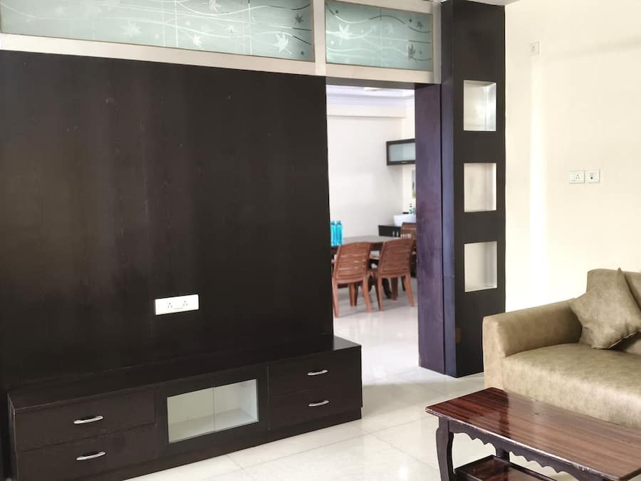 Apartamento Familiar, 3 quartos, Vista para a cidade | Sala de estar | Televisor LED de 42 polegadas com canais via satélite, televisor