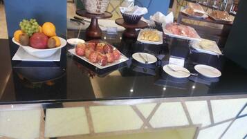 Café da manhã com buffet todos os dias mediante uma taxa