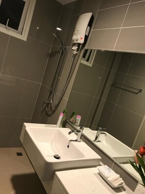 Quarto básico | Banheiro | Chuveiro, produtos de toalete grátis, secador de cabelo, chinelos