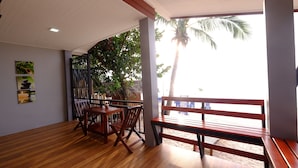 Beachfront Bungalow | Terraço/pátio interior