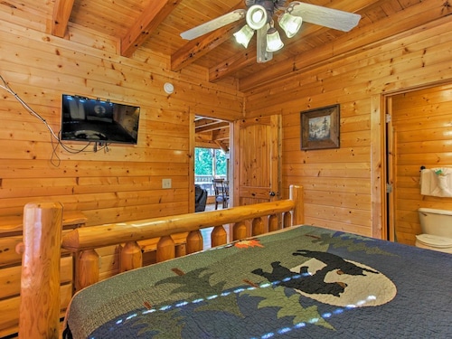 Awesome Mountain Views! Resort Pool, Private Hot Tub, Arcade Game, Pool Table - Townsend, TN