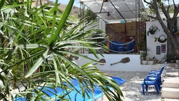 Piscina externa, funciona das 7h às 22h, espreguiçadeiras