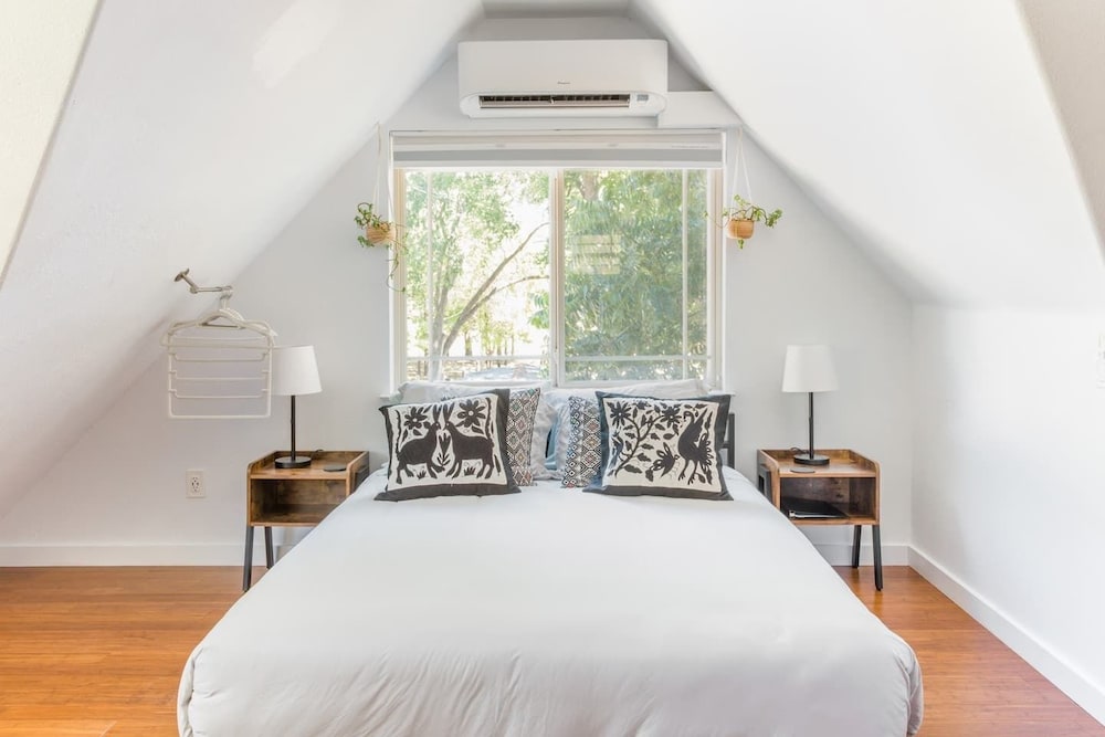 East Atx Luxury Home + Saltwater Pool Near Rainey & Downtown + On Lake Trail - Austin, TX