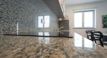 Apartamento, 2 quartos | Cozinha privada | Minifrigorífico, uma máquina de café expresso, uma cafeteira/bule 