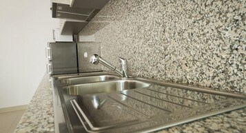 Apartamento, 2 quartos | Cozinha privada | Minifrigorífico, uma máquina de café expresso, uma cafeteira/bule 