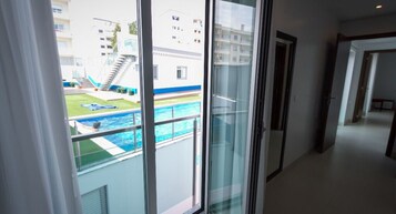 Apartamento, 2 quartos | Sala de estar | TV de ecrã plano 