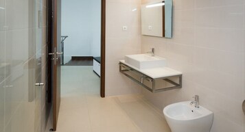 Apartamento, 2 quartos | Casa de banho | Um polibã, uma banheira de imersão total, um secador de cabelo, um bidé 