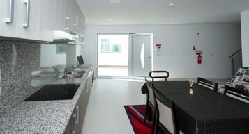 Apartamento, 2 quartos | Refeições no quarto