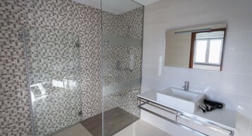 Apartamento, 1 quarto | Casa de banho | Um polibã, uma banheira de imersão total, um secador de cabelo, um bidé 