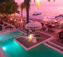 Na praia, barracas de praia de cortesia, espreguiçadeiras, guarda-sóis 