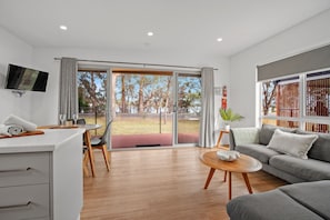 Bay View Cabin (Sleeps 4) - Dog Friendly (2BR) | Área de estar | Smart TV