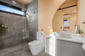 Cabana, 1 quarto, vista para a baía | Banheiro | Chuveiro, produtos de toalete grátis, secador de cabelo 