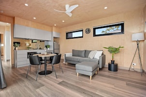 Cabana luxo, 1 quarto, vista para a baía | Área de estar | Smart TV