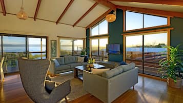 Casa panorâmica, 4 quartos, 2 banheiros, vista para o oceano | Sala de estar | Smart TV, lareira