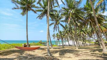 Uma praia privada, praia de areia branca, toalhas de praia