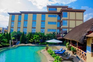 Pequenos-almoços servidos, cozinha local e internacional 