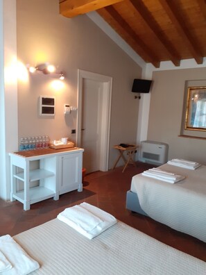 Quarto Triplo Clássico, vista para o jardim | Roupa de alta qualidade, edredões de penas