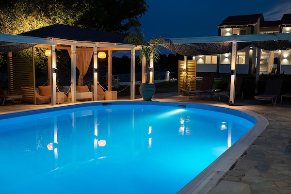 Piscina exterior, da(s) 11:00 à(s) 20:30, guarda-sóis, espreguiçadeiras