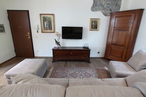 Apartamento, 2 quartos | Sala de estar | TV de ecrã plano 
