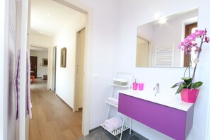 Apartamento, 2 quartos | Lavatório na casa de banho
