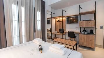 Superior Double Room - First Floor | Frigobar, cofres nos quartos, individualmente decorados
