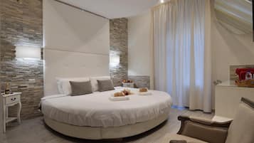 Cofres nos quartos, escrivaninha, cortinas blackout