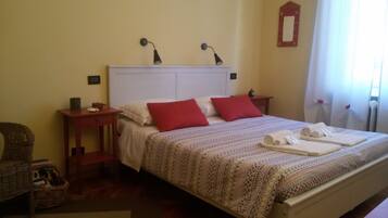 Quarto Duplo ou Twin, casa de banho partilhada | Minibar, secretária, cortinas/cortinados opacos, Wi-fi grátis