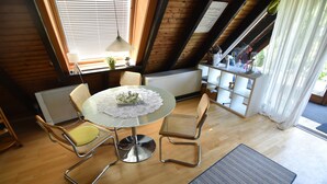 Casa, 2 quartos (HR040-FFHaus118) | Refeições no quarto