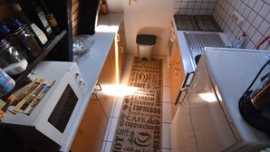 Casa, 2 quartos (HR040-FFHaus118) | Cozinha privada | Uma cafeteira/bule, um frigorífico, um micro-ondas, um forno 