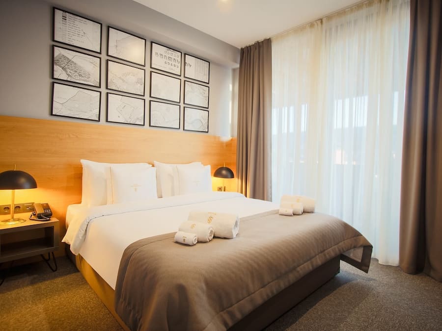 Roupas de cama premium, frigobar, cofres nos quartos, escrivaninha