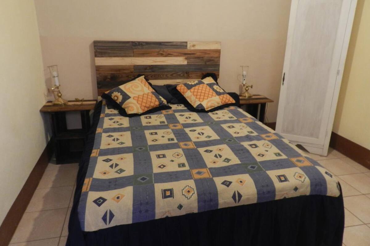 Escrivaninha, Wi-Fi de cortesia, roupa de cama