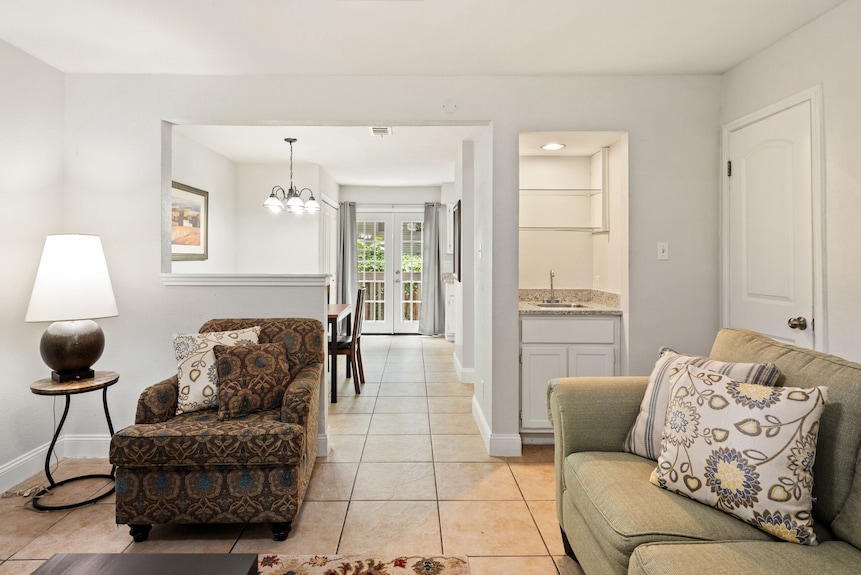 Circle Town Hm Near The Golf Course - Austin, TX