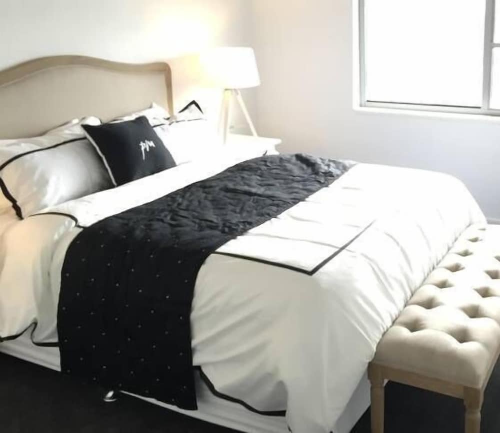 Modern Second Story Apartment, Sleeps 5 - Young